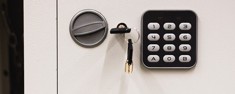 Comment réinitialiser le code d’un coffre fort ? | METAL 2000